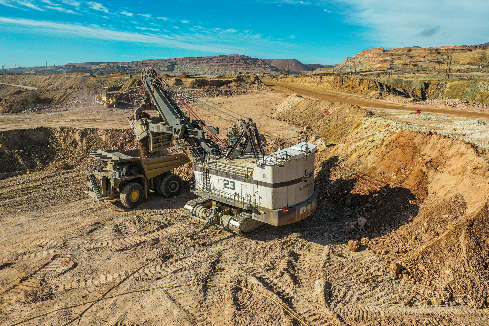 Home - Americas Mining Corporation ENG